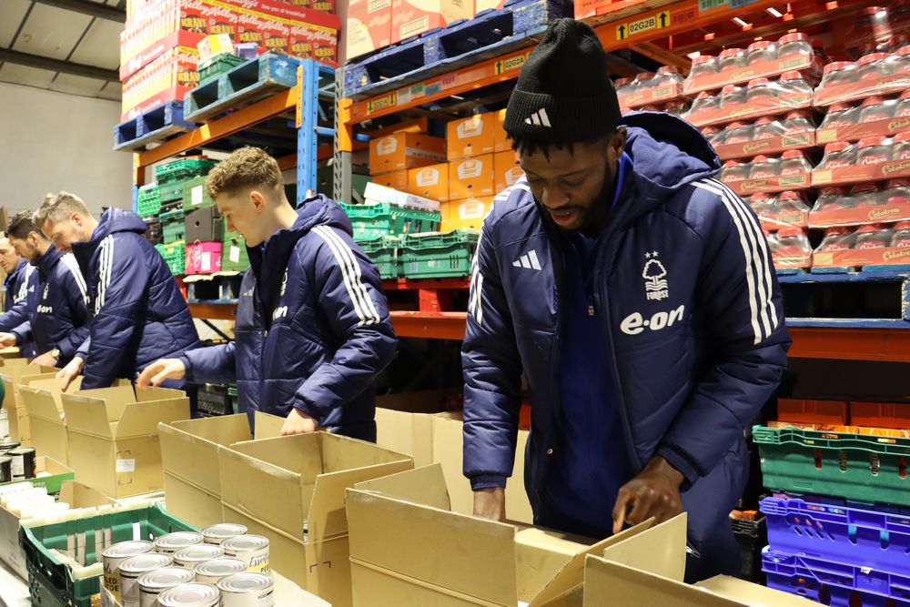 Nottingham Forest FC - Forest provide support at Himmah Food Bank